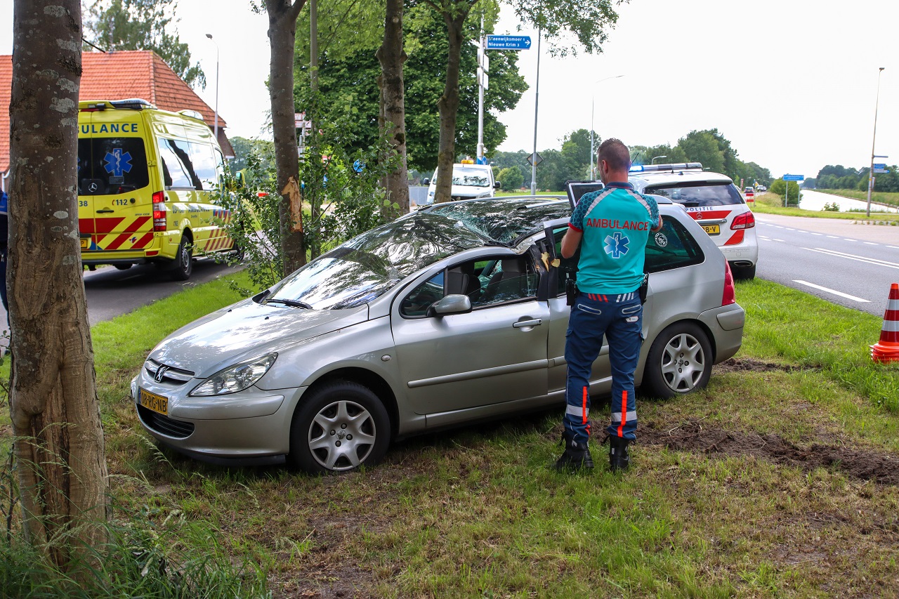 ZO!34 - Auto botst tegen boom bij Coevorden: bestuurder gewond ZO!34 - Auto botst tegen boom bij Coevorden: bestuurder gewond